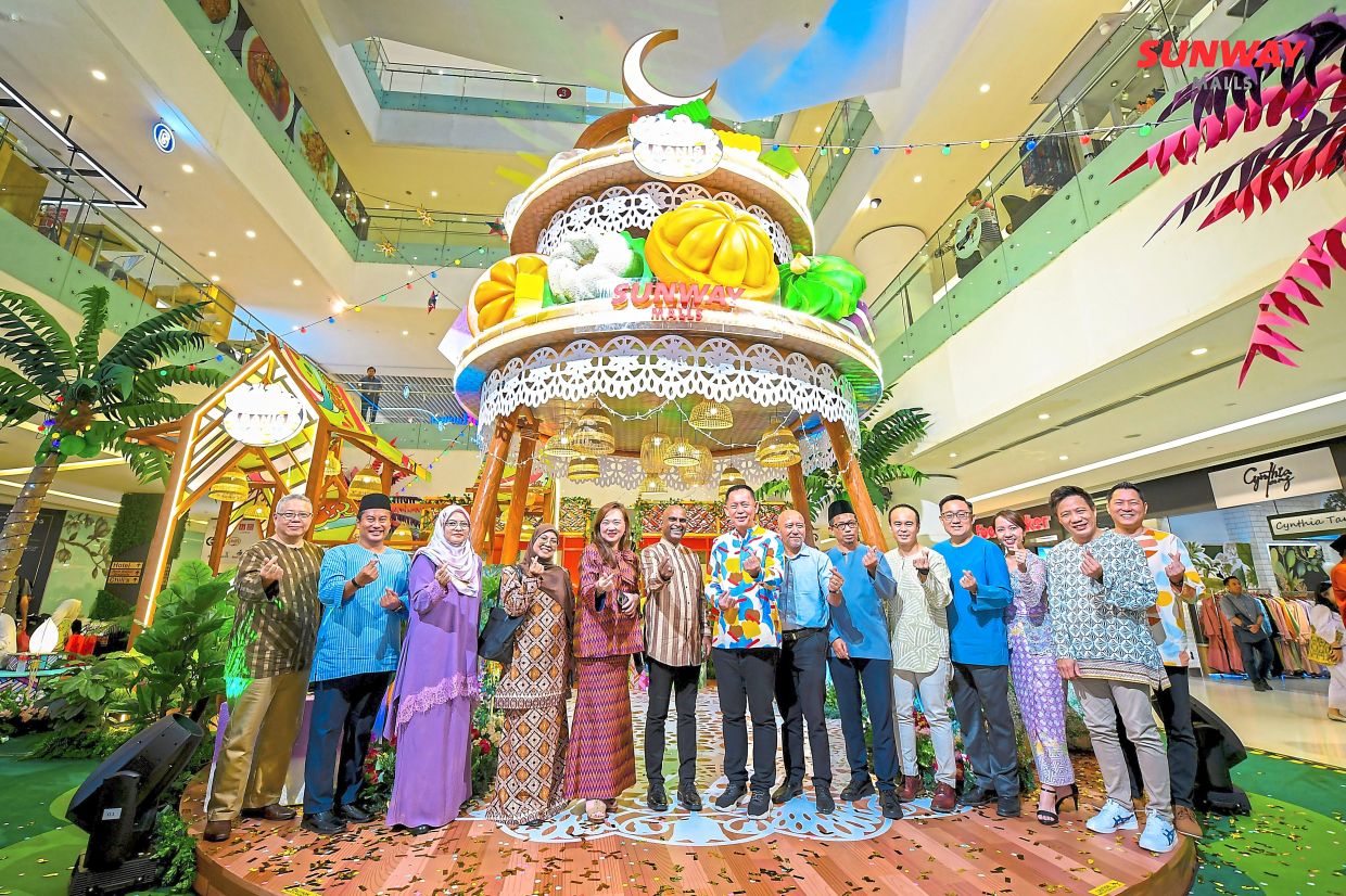 Sharing sweetness of Raya with shoppers nationwide