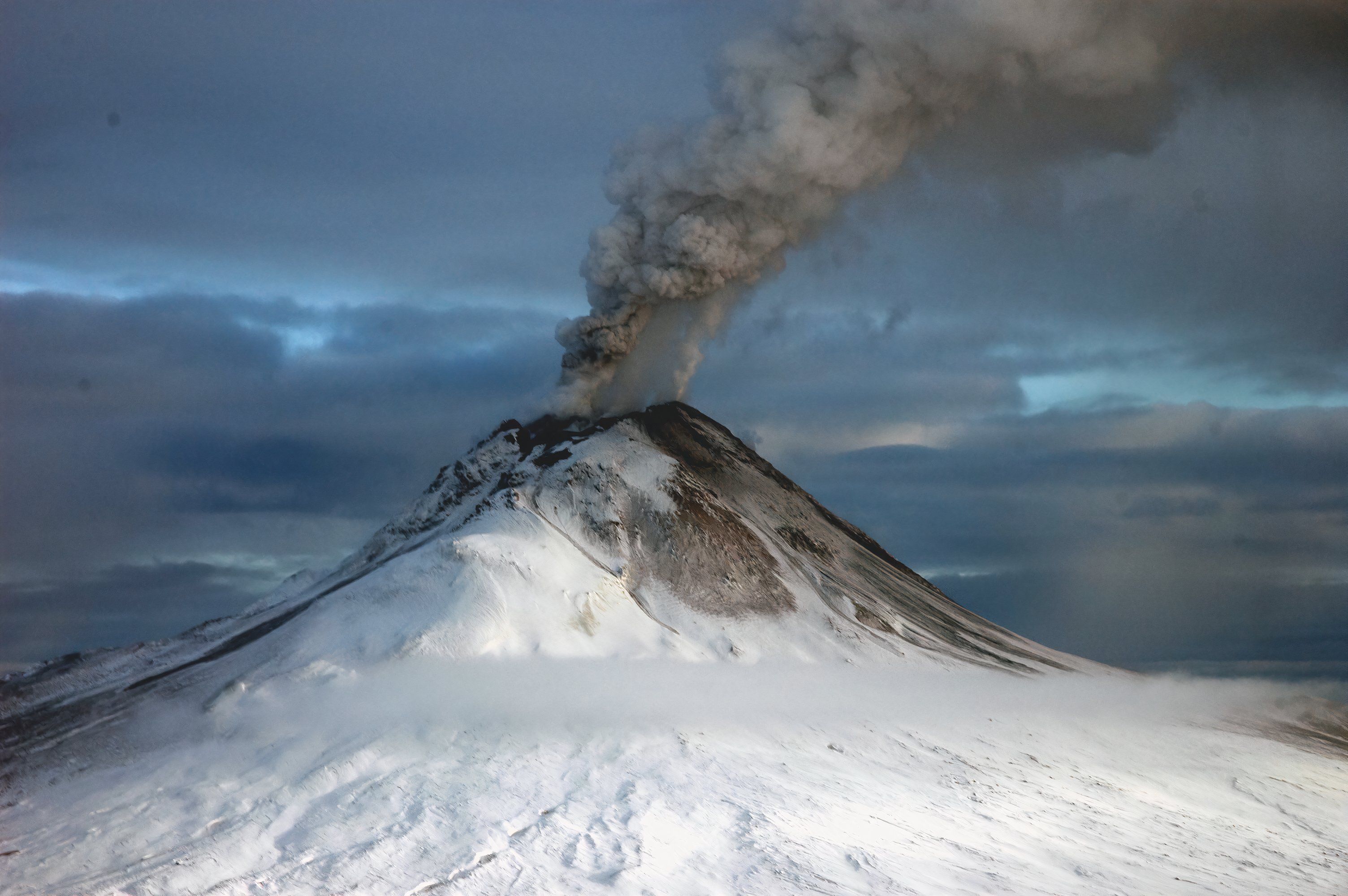 Alaska's Mount Spurr Is Awakening and Geologists Warn Now Is the Time ...