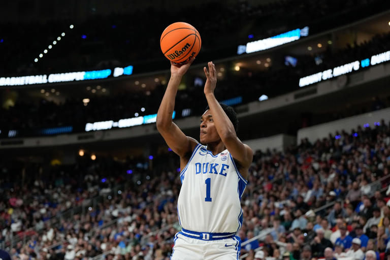 Caleb Foster announces his return to Duke basketball for junior season