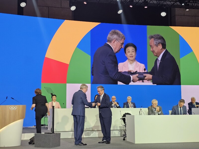 이기흥 전 체육회장, 바흐 IOC 위원장에게 감사패 받아