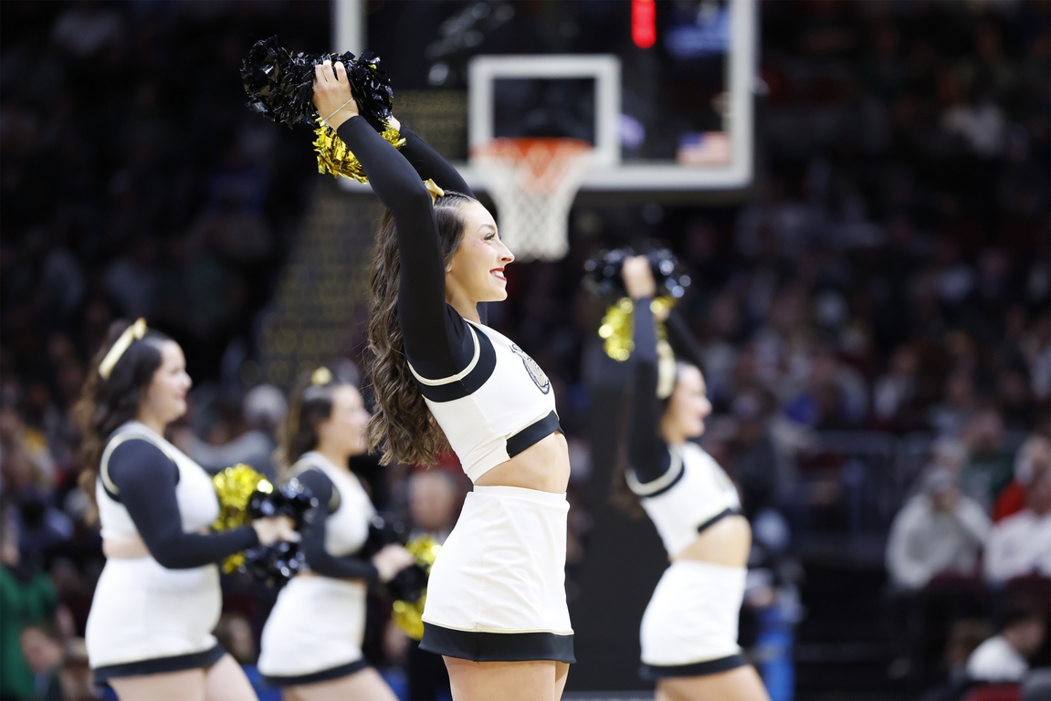 Breathtaking cheerleader photos from Friday's NCAA basketball ...