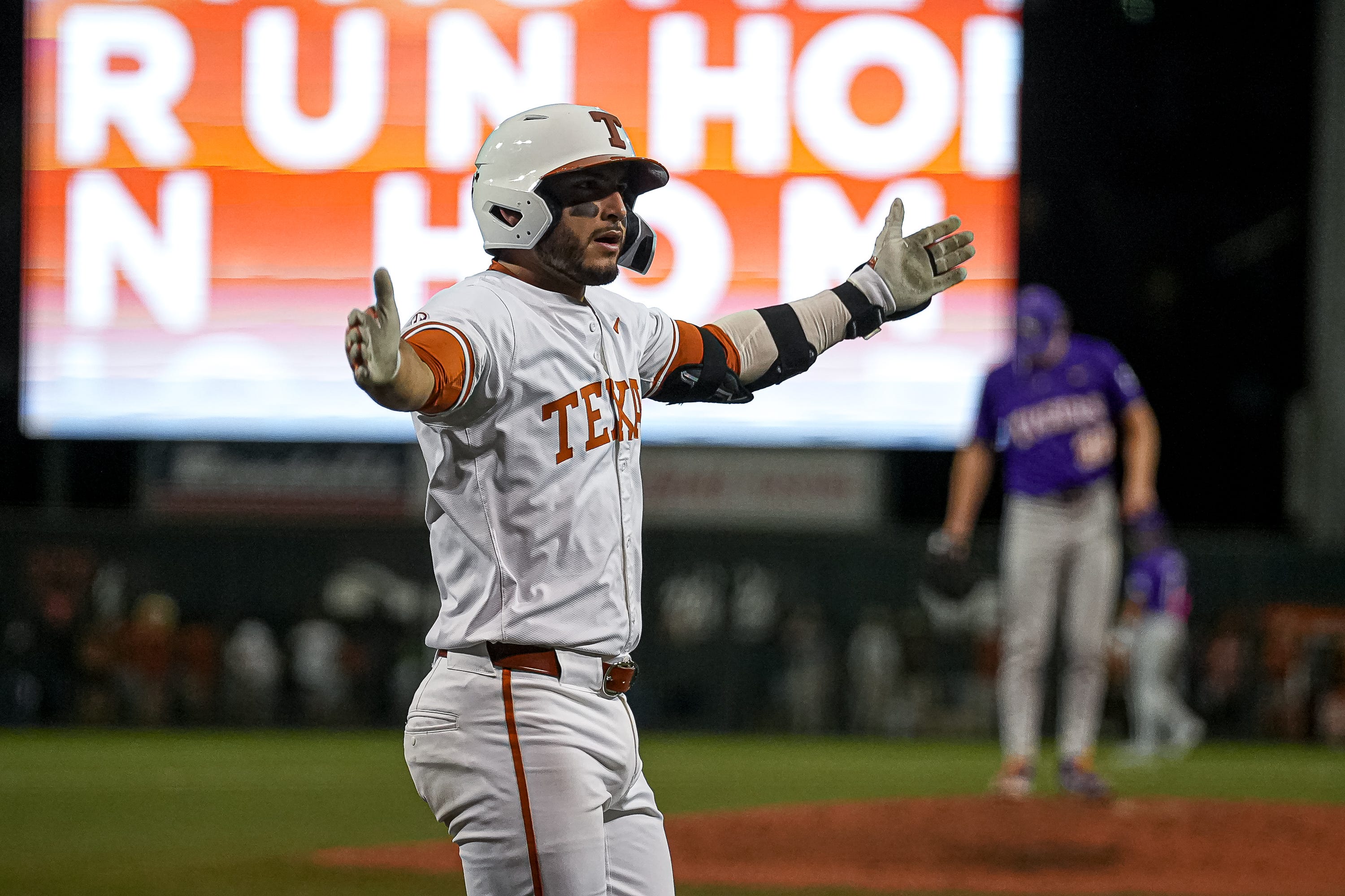 Texas baseball claims dramatic win over LSU after back-and-forth game ...