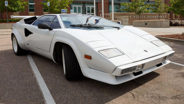 10 Things That Make The Lamborghini Countach A Quirky Supercar
