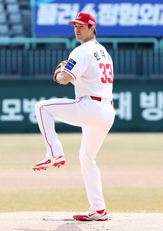 '롯데→두산' 트레이드 이적생 역전 3루타에 좌절…154km 찍었는데 4회 강판, SSG 탈삼진 머신 고개 숙였다 [MD인천]