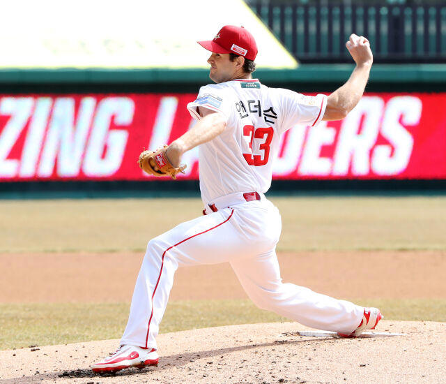 '롯데→두산' 트레이드 이적생 역전 3루타에 좌절…154km 찍었는데 4회 강판, SSG 탈삼진 머신 고개 숙였다 [MD인천]