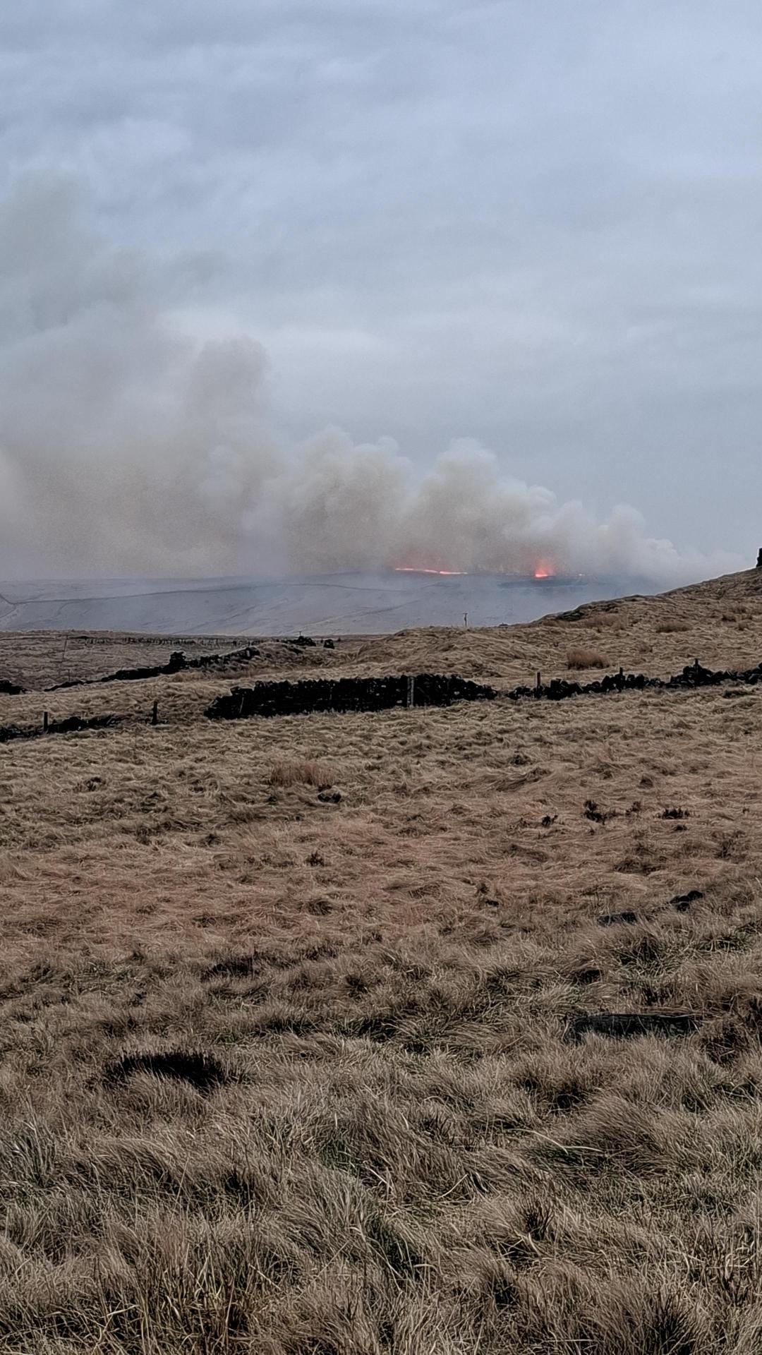 Marsden Moor: Firefighters tackle huge moor fire on Yorkshire moor near ...