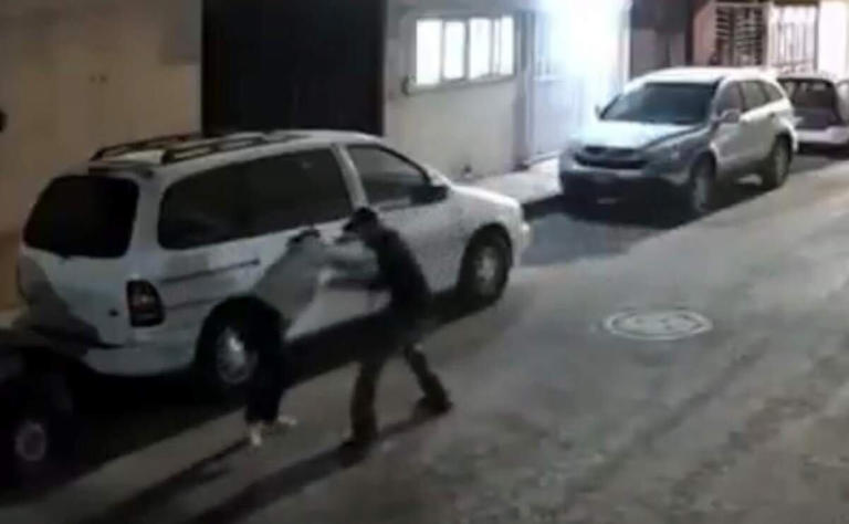 VIDEO Detienen a sujeto por atacar a mujer en Irapuato, Guanajuato; graban asalto en la carretera