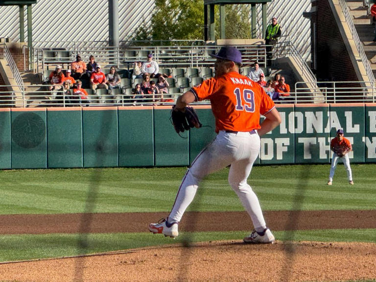 Clemson rolls to seventh straight win, downs Stanford