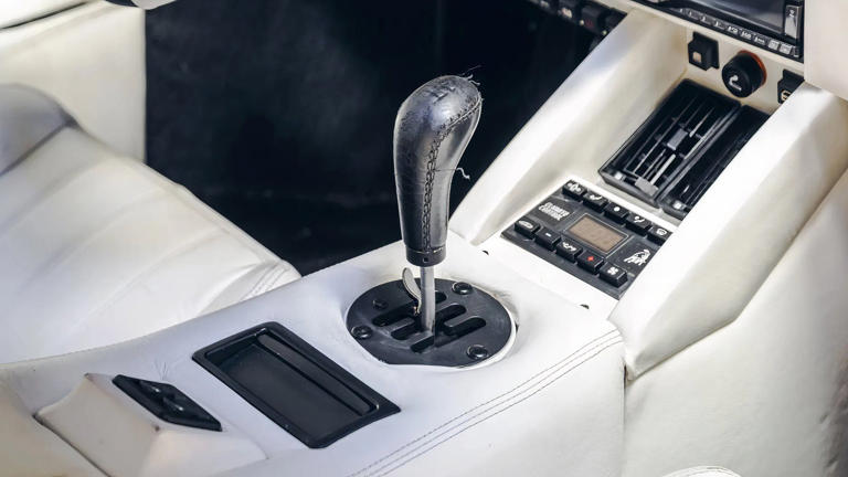 10 Things That Make The Lamborghini Countach A Quirky Supercar