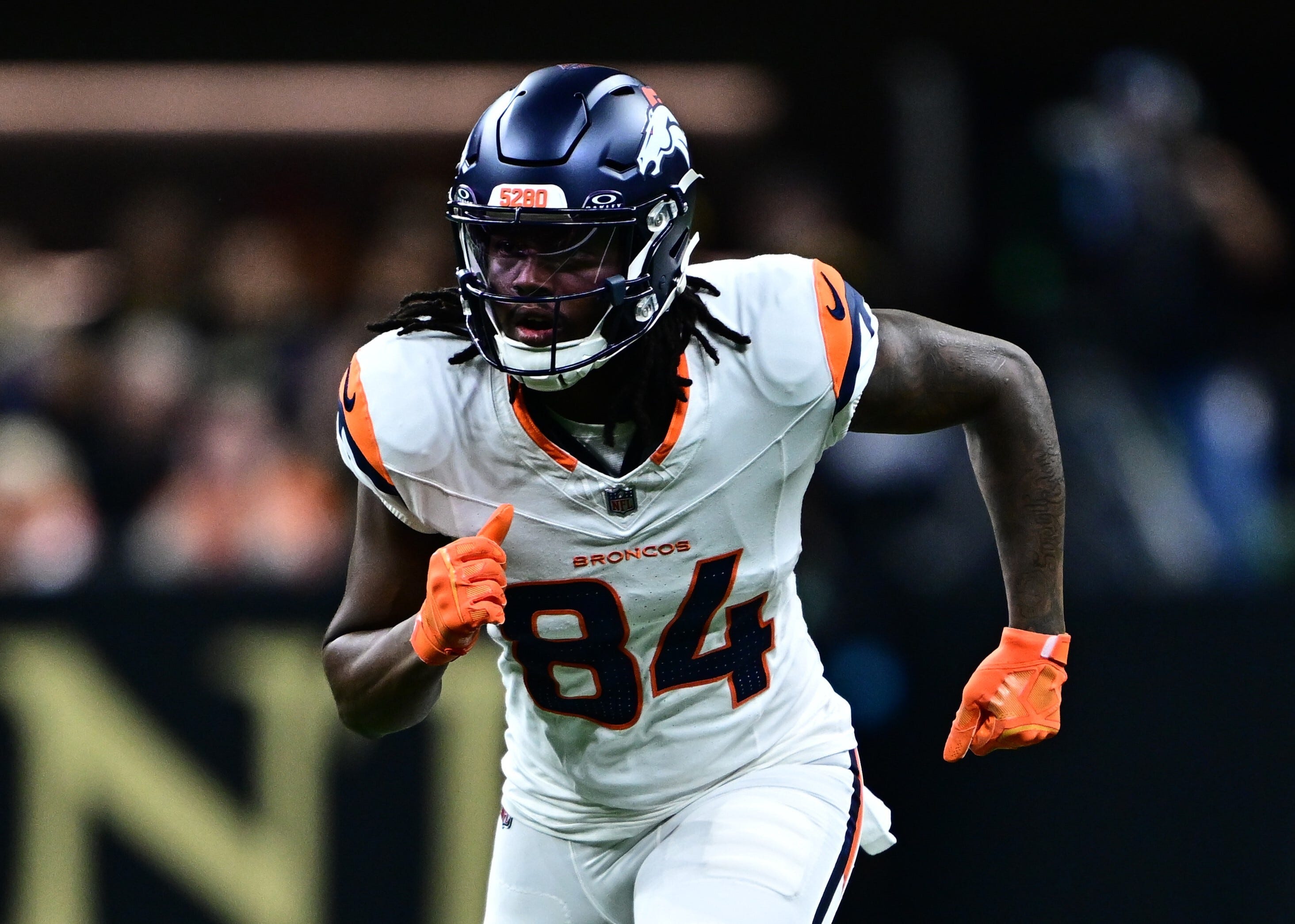 Broncos bring back wide receiver on 1-year contract