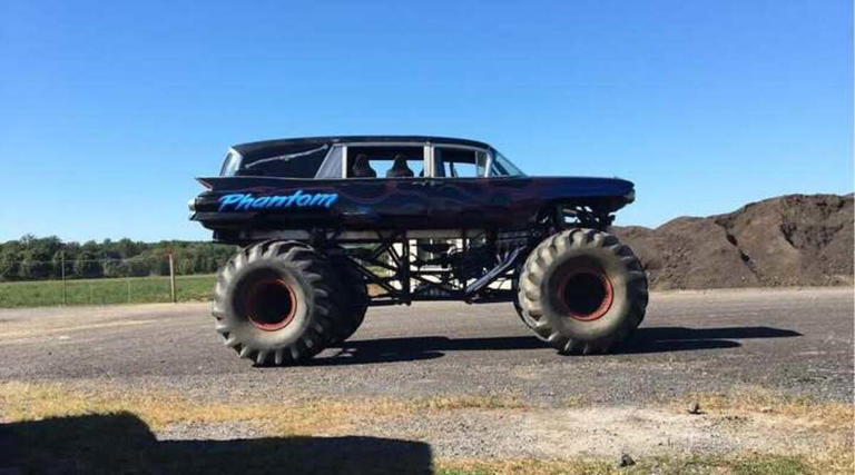 Znaleźliśmy idealny samochód dla rodziny Addamsów. To karawan-monster ...