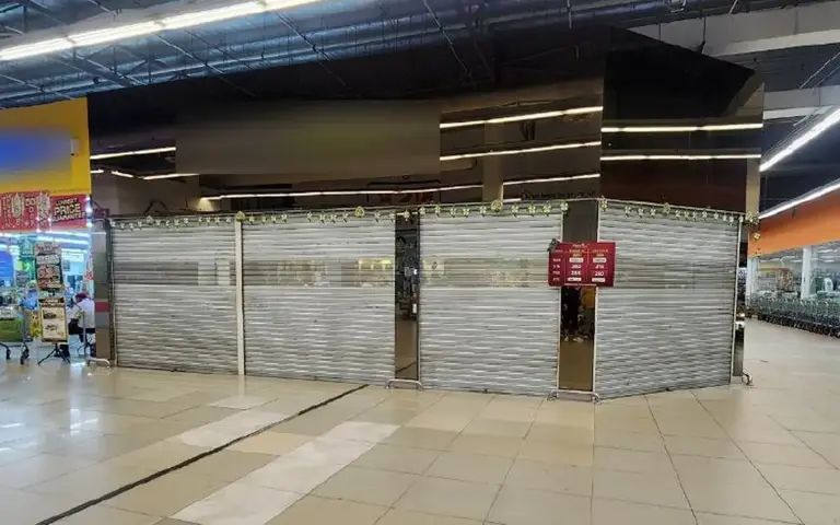 Masked gunman robs jewellery shop at mall