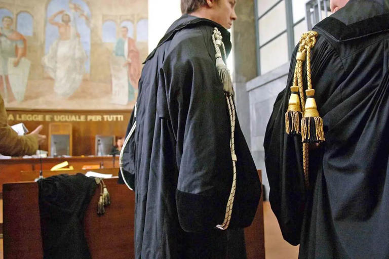 Bastonate al figlio disabile per una felpa rotta, morsi e calci alla ...