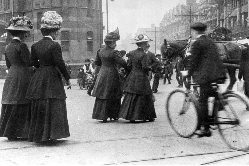 Amazing look back through time at Hull’s Queen Victoria Square