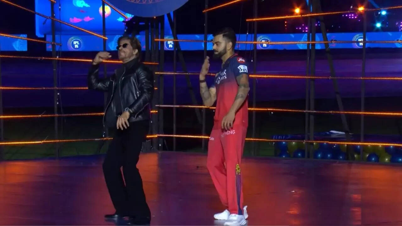 When two kings meet! Virat Kohli dances with SRK in rare performance ...