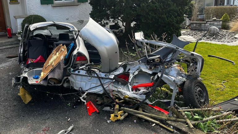 Heftiger Crash in Kestenholz SO: Autofahrer (59) prallt in Hausfassade – schwer verletzt