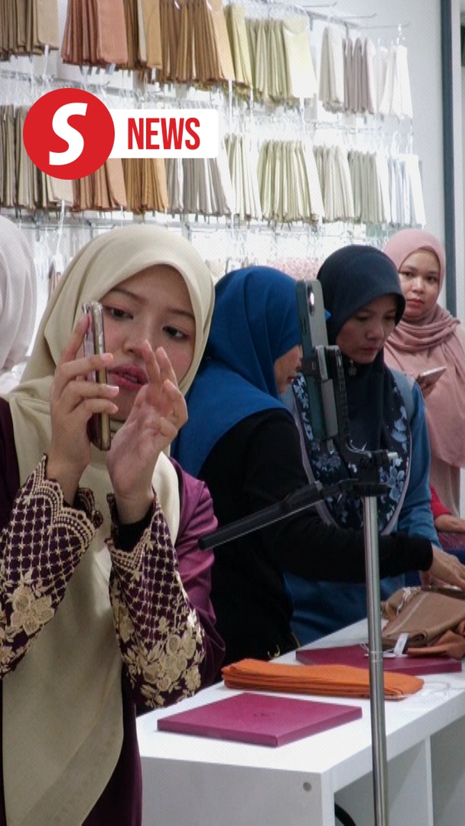 Bangi Sentral bustles with shoppers as Hari Raya nears