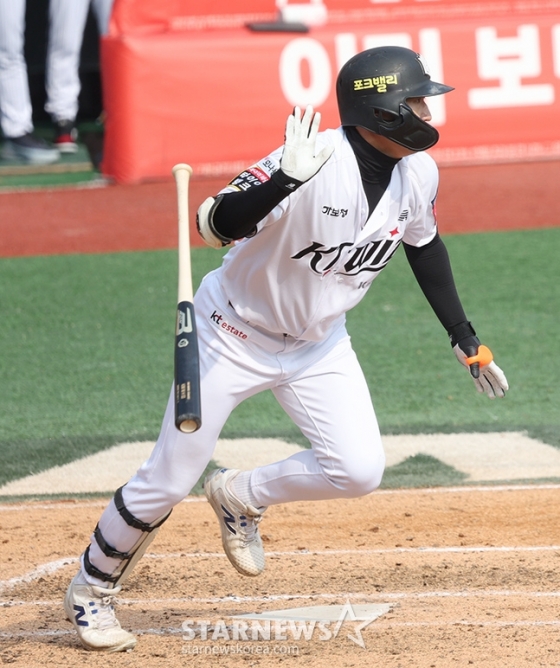 11년간 10홈런 쳤는데 4번타자라니... 59세 노장은 강백호-로하스 가지고 '왜' 그런 결정 내렸나