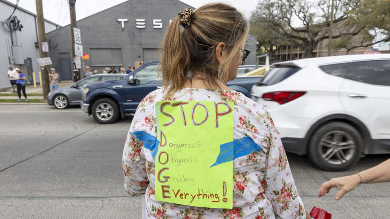 CBS Reporter Shows Great Defense While Boxing Rick Pitino in for One ...