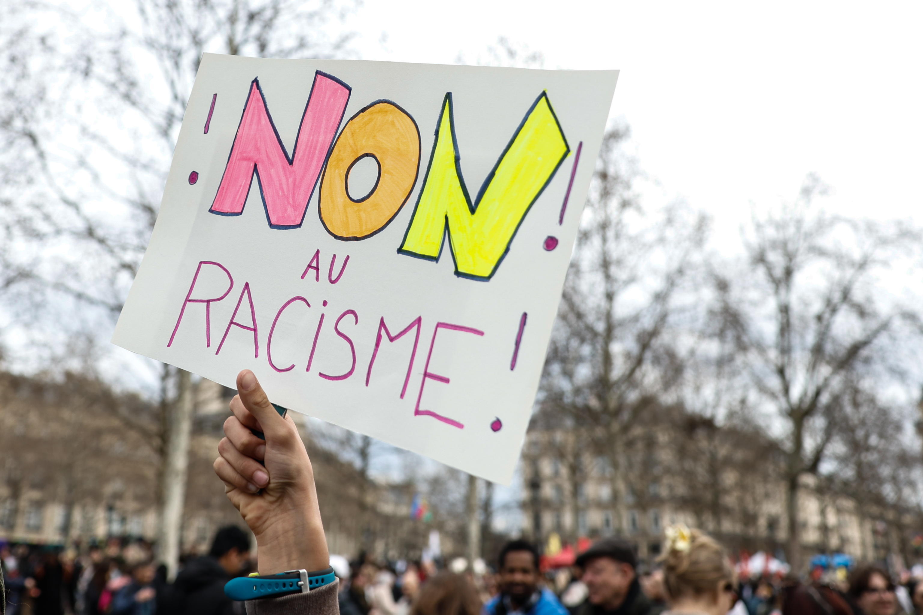 Decine di migliaia in Francia contro razzismo e l'estrema destra