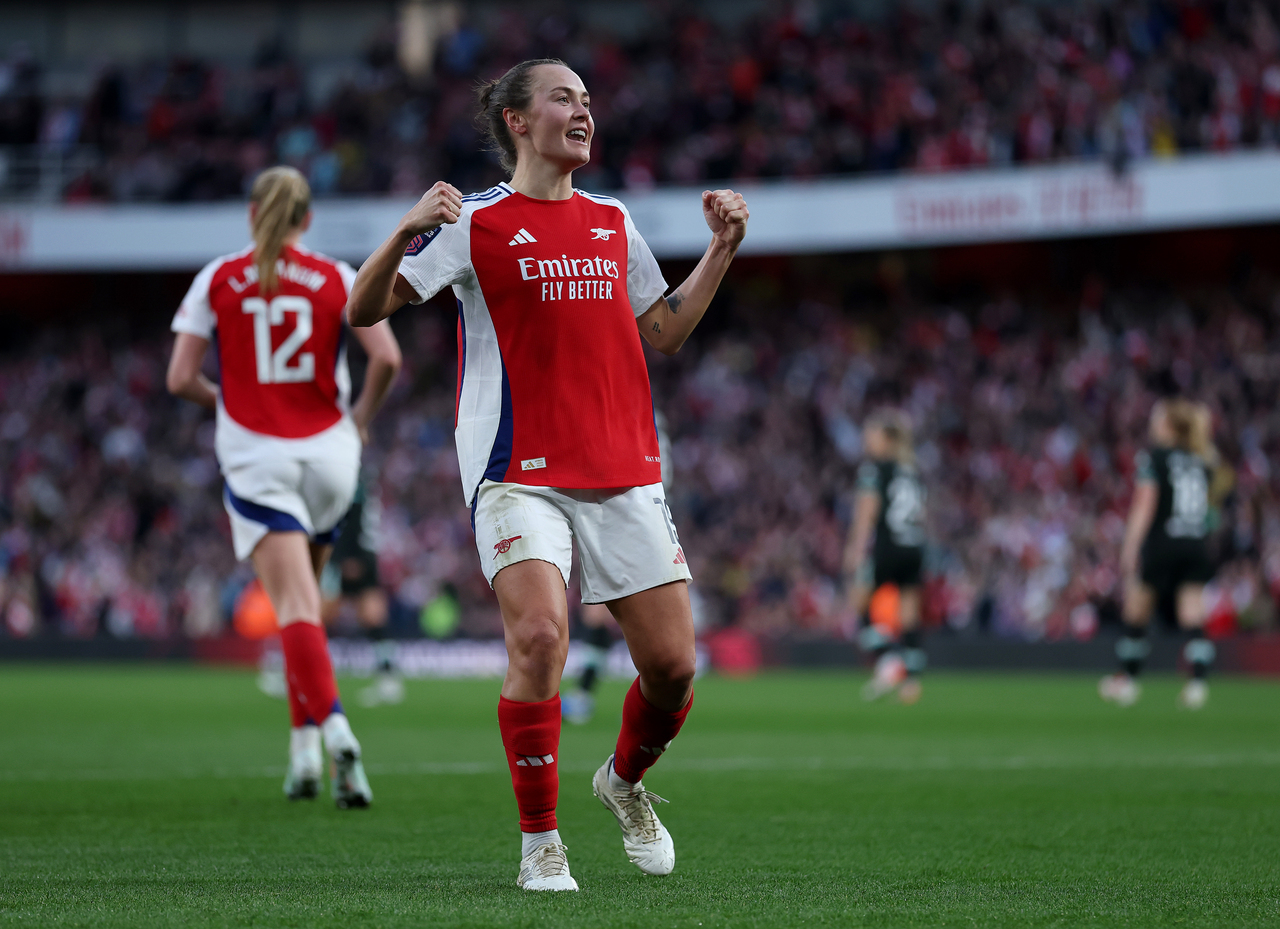 Gunners batter Liverpool to reel in Chelsea