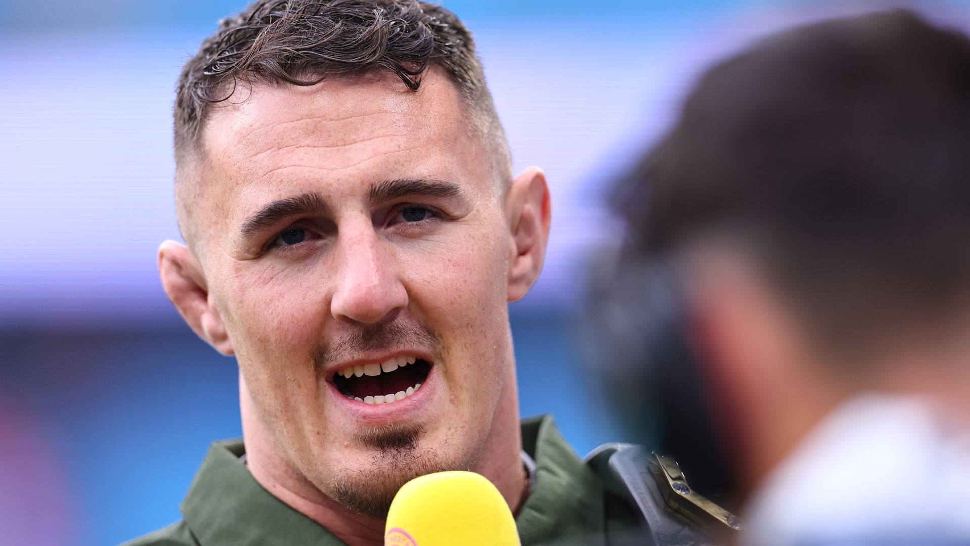 Tom Aspinall taunts Jon Jones with toy duck at UFC London