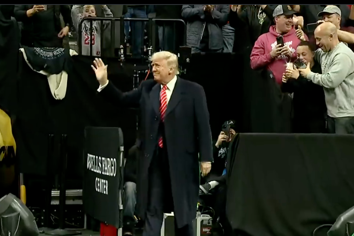 Trump met with massive applause at NCAA wrestling finals in ...