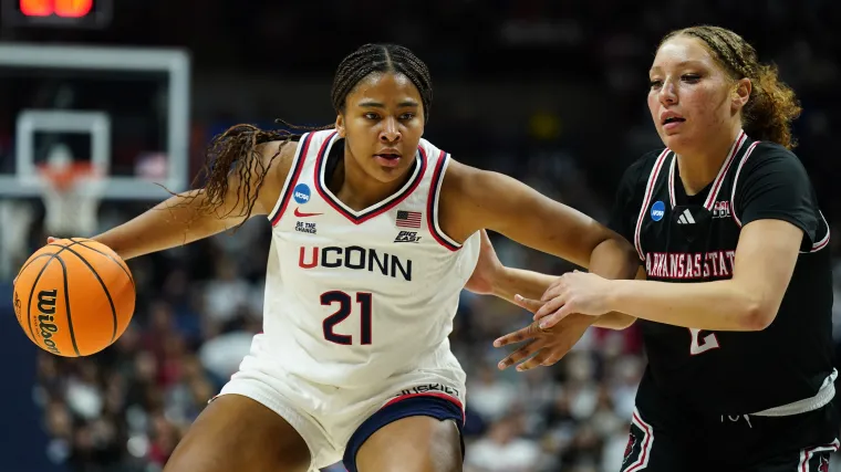 UConn freshman Sarah Strong delivers near-perfect performance in NCAA ...