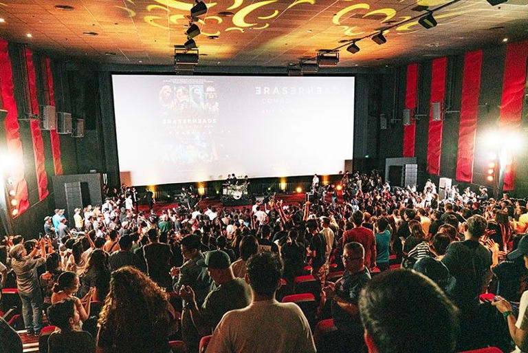 Fans get surprise ‘mini-concert’ from the Eraserheads