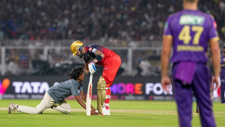 KKR vs RCB: Virat Kohli fan breaches Eden Gardens security, falls at ...