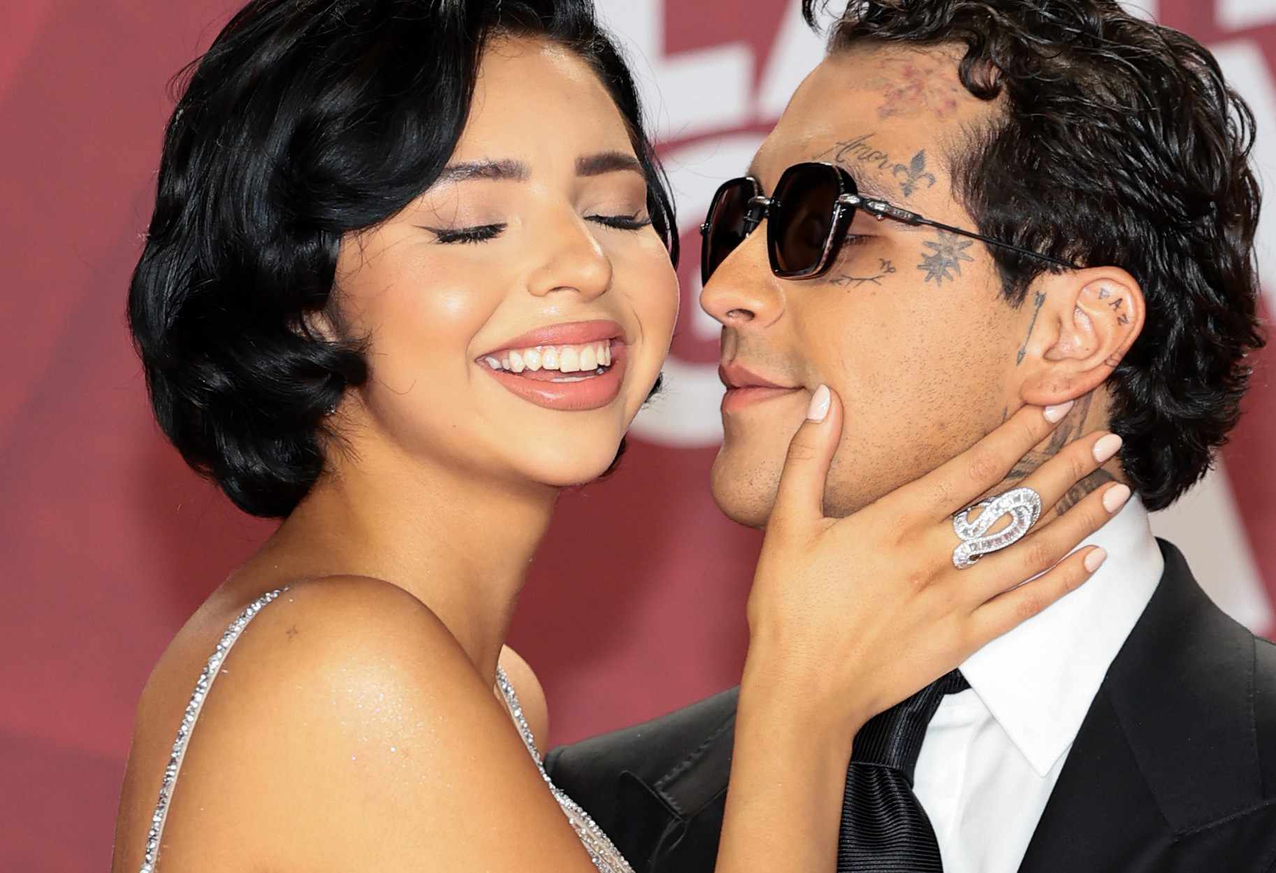 ¡Ángela Aguilar y Christian Nodal protagonizan escena de amor en medio ...