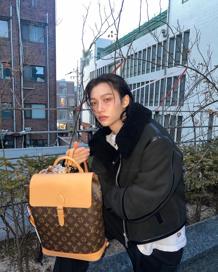 LV「Soho」老花後背包秒殺登場！Stray Kids成員Felix搶先曬，台灣「這時間」開賣