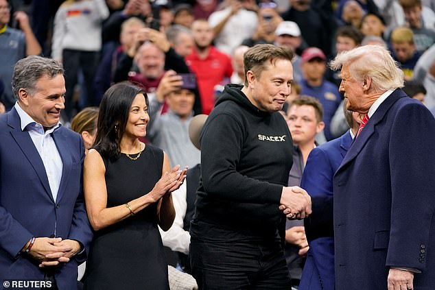 Donald Trump sends NCAA Wrestling Championships fans wild as he attends ...