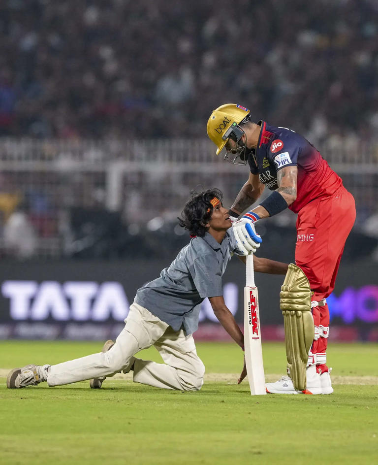 WATCH: Virat Kohli fan breaches security to touch RCB's star feet after ...