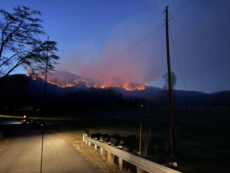 Rain offers little help in fighting Table Rock fire