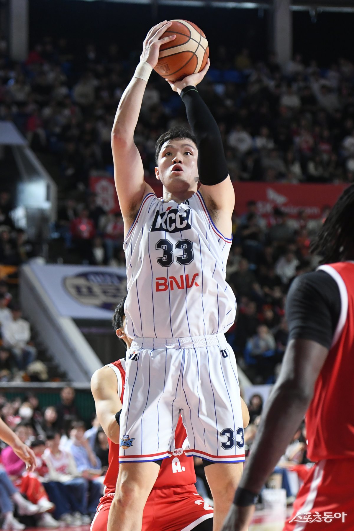 [현장리뷰] ‘라렌-이승현 동반 더블더블’ KCC 2연패 탈출, SK는 3연승 마감