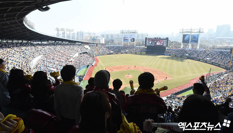 KBO리그 '핵폭탄급' 흥행 터진다! 개막 이틀간 21만명 '구름 인파'…시작부터 뜨겁다→또또또 신기록 [오피셜]