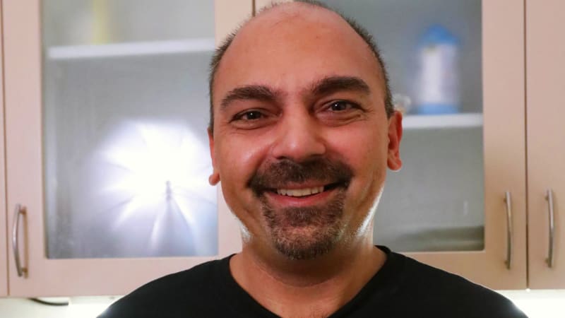 Josef Rafael vaří v ateliéru jako od Saudka. V kuchyni má na výpomoc ...