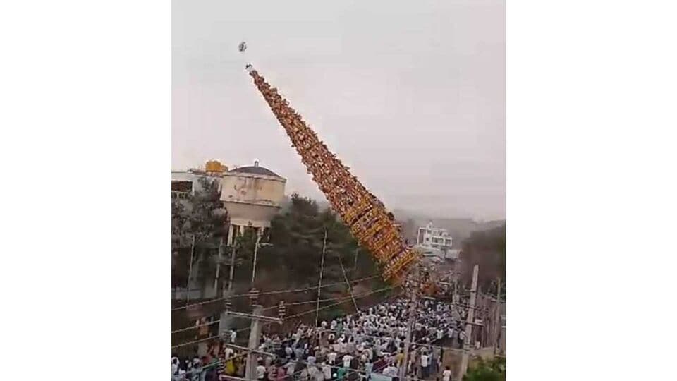 Bengaluru news: One dead as 100-feet chariot falls during festival in ...