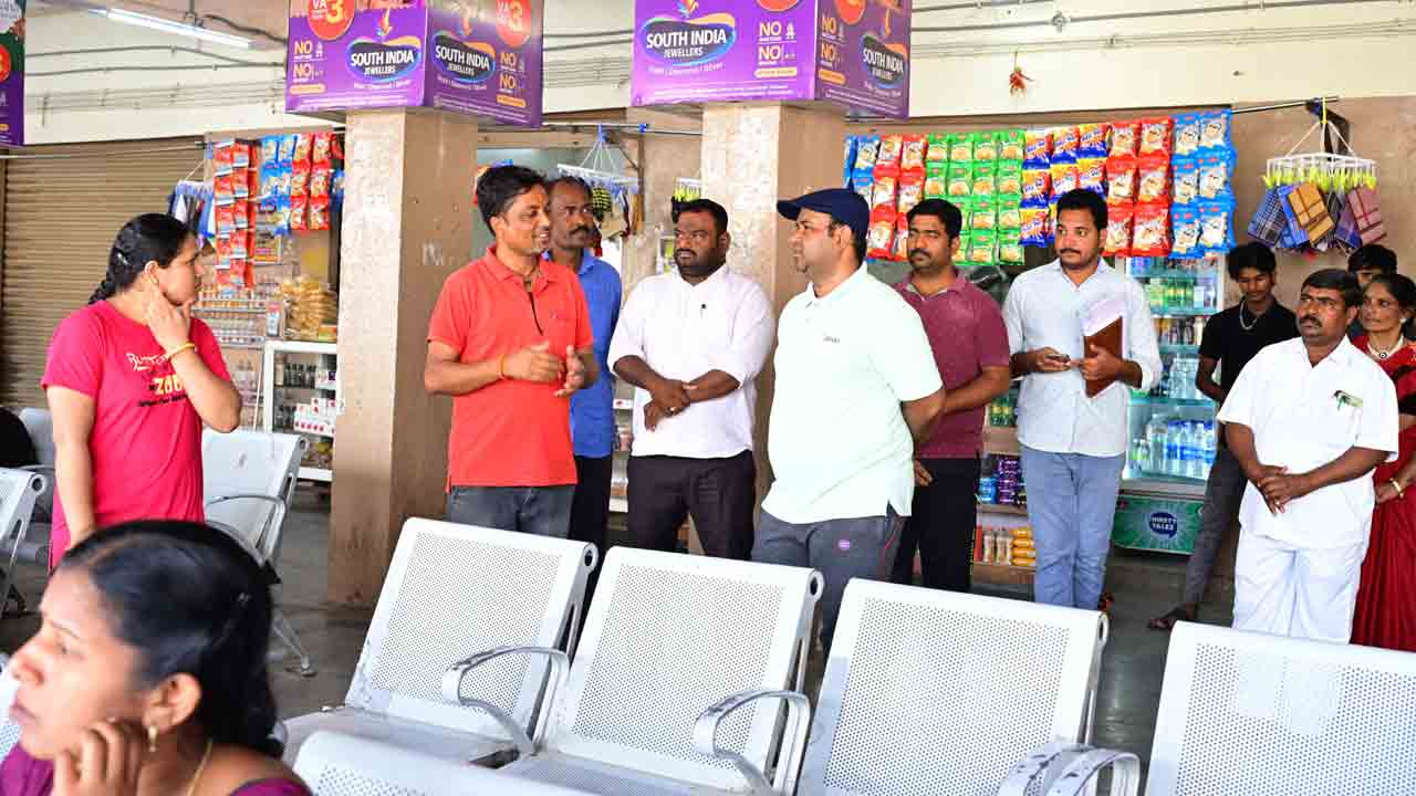 Collector Rahul Raj | ఆర్టీసీ బస్సులో సాదా సీదాగా.. ప్రయాణికులతో ...