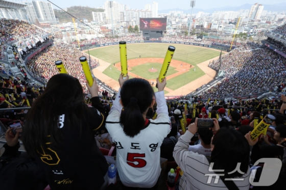 [오피셜] KBO 44년 역사상 최초 기록 나왔다! 개막 2연전 '매진-매진-매진-매진-매진' 무려 21만 9900명 대박