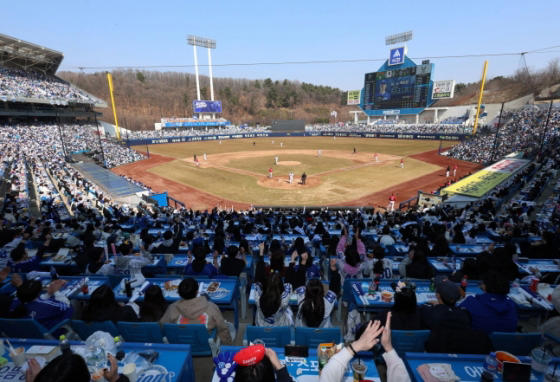 [오피셜] KBO 44년 역사상 최초 기록 나왔다! 개막 2연전 '매진-매진-매진-매진-매진' 무려 21만 9900명 대박