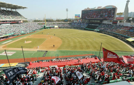 [오피셜] KBO 44년 역사상 최초 기록 나왔다! 개막 2연전 '매진-매진-매진-매진-매진' 무려 21만 9900명 대박