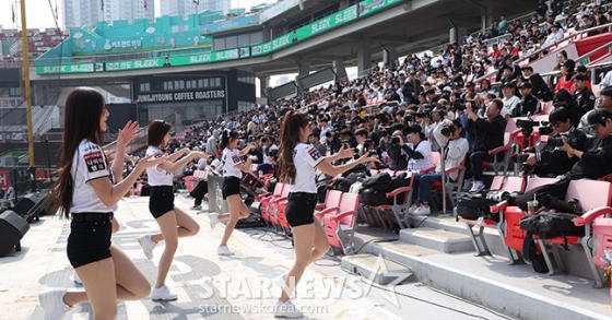 [오피셜] KBO 44년 역사상 최초 기록 나왔다! 개막 2연전 '매진-매진-매진-매진-매진' 무려 21만 9900명 대박