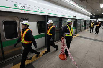 Seoul subway Line 2 operations partially suspended after derailment
