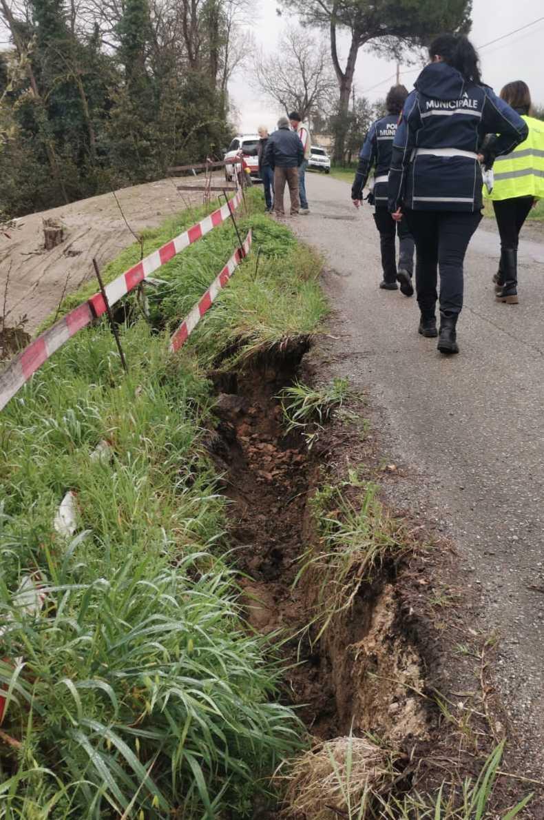 Cedimento nell’argine dell’Arno. Il Comune chiude una strada. Vanni ...