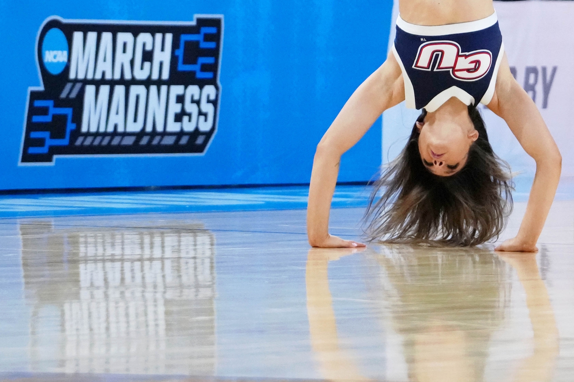 Incredible cheerleader photos from Saturday's NCAA basketball tournament games
