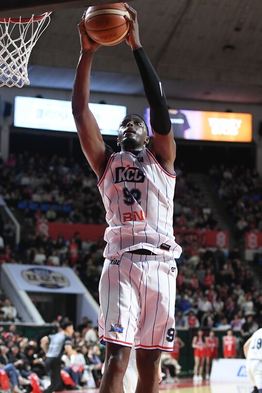 [BK 리뷰] ‘높은 수비 에너지 레벨+빠른 공격’ KCC, SK에 역전승 ‧ 단독 8위 회복