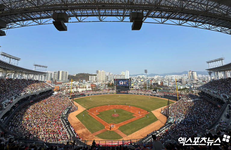 KBO리그 '핵폭탄급' 흥행 터진다! 개막 이틀간 21만명 '구름 인파'…시작부터 뜨겁다→또또또 신기록 [오피셜]