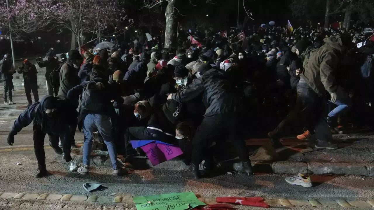 Protesters, police clash as thousands rally against Imamoglu’s arrest ...